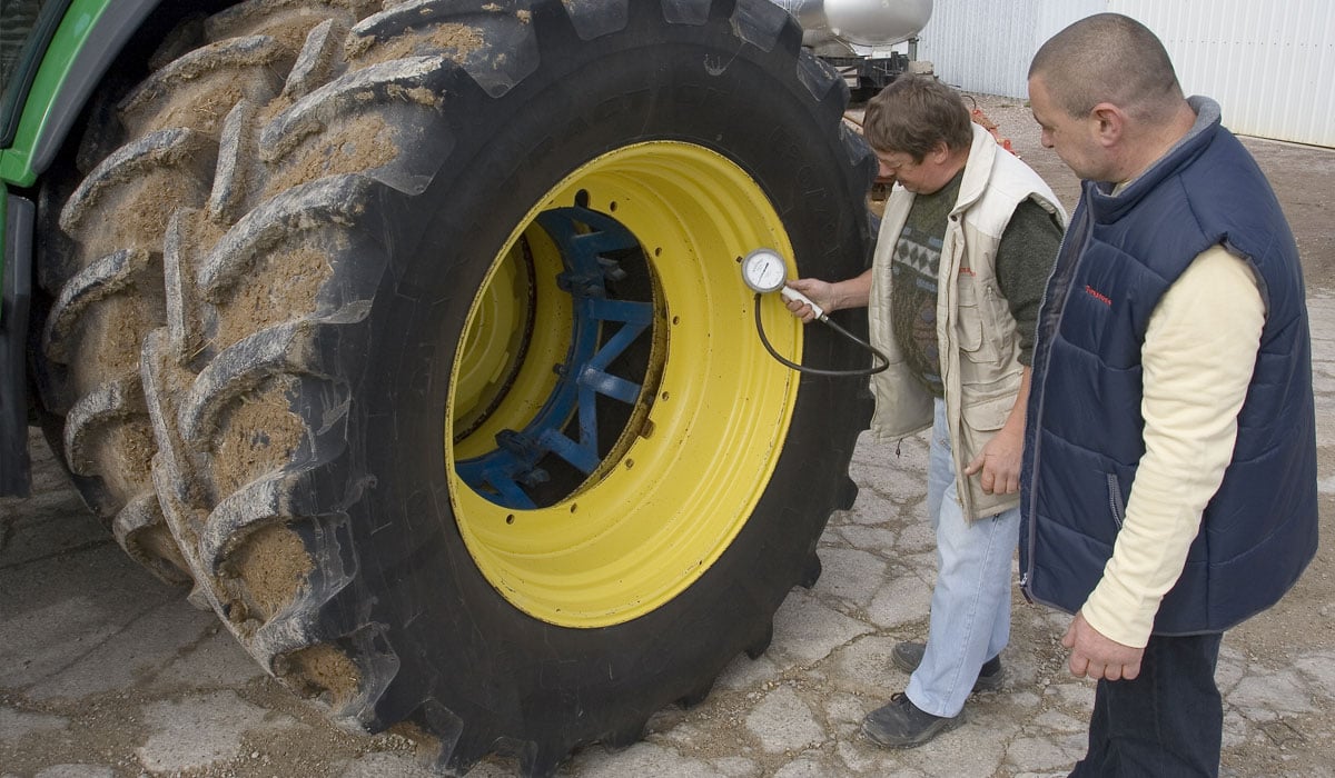 How to choose the right pressure for my tractor tyres?