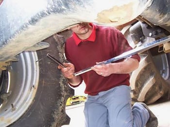 Checking the parallelism of my tractor tyres in 3 steps