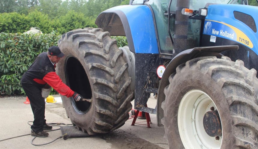 Advice for mounting and demounting tractor tyres